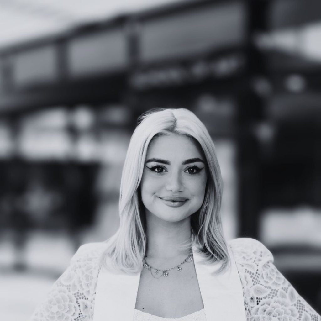 Page P. - Accessories Stylist - Kleinfeld Bridal